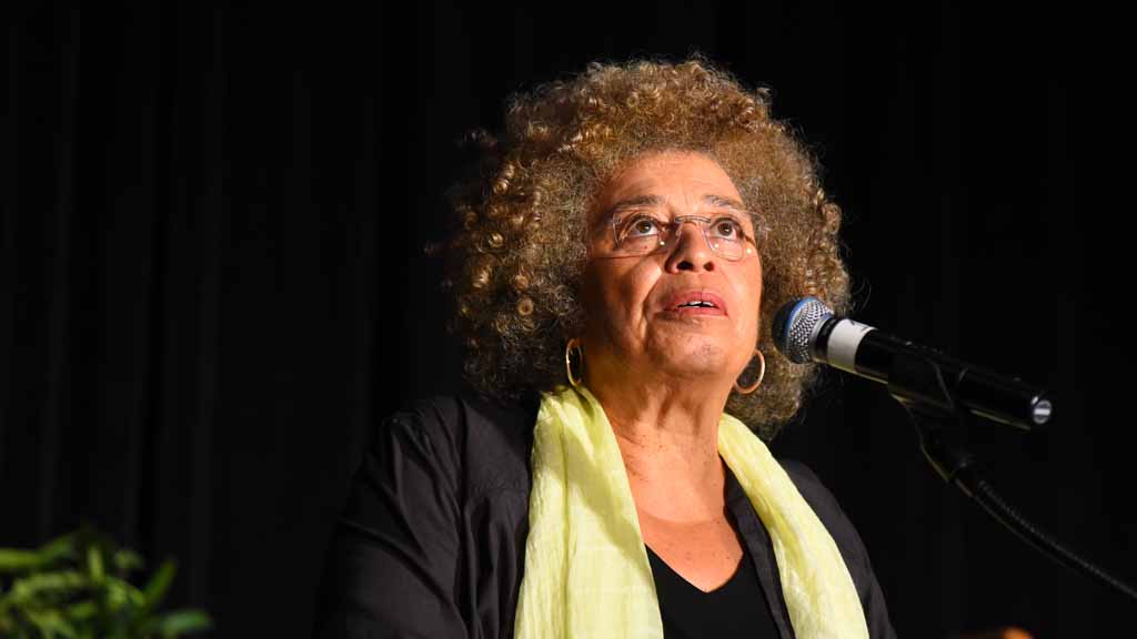 '60s Icon Angela Davis Rocks Southwestern College with Riffs on Trump ...