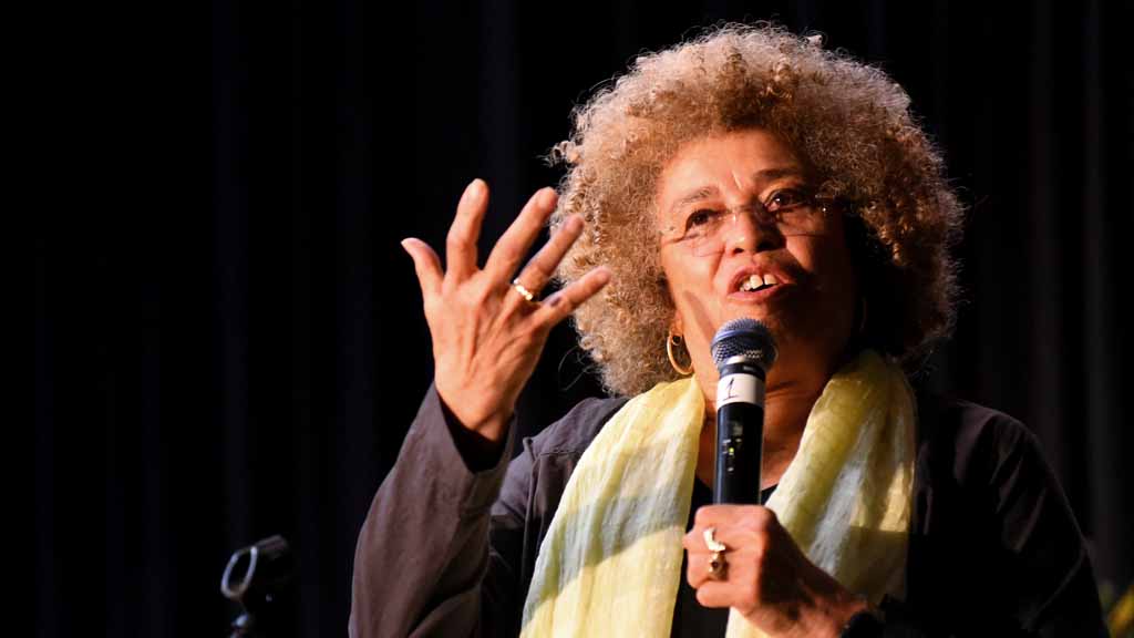 '60s Icon Angela Davis Rocks Southwestern College with Riffs on Trump ...