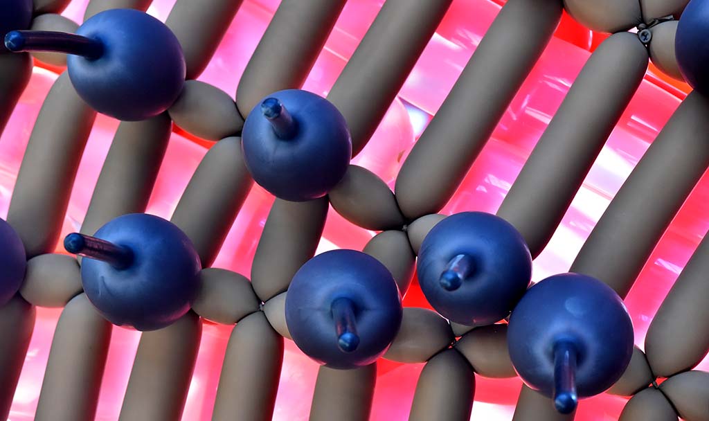 Giant Balloon Art Aims to Free Museum-Goers from 'Mental Jail Cells ...