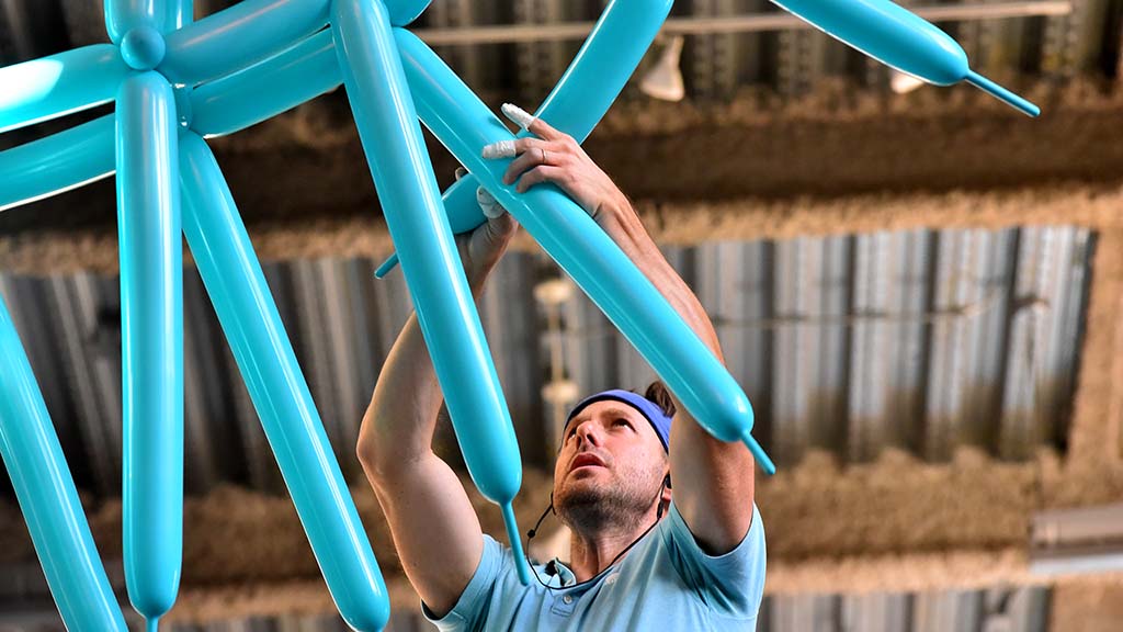 Giant Balloon Art Aims to Free Museum-Goers from 'Mental Jail Cells ...