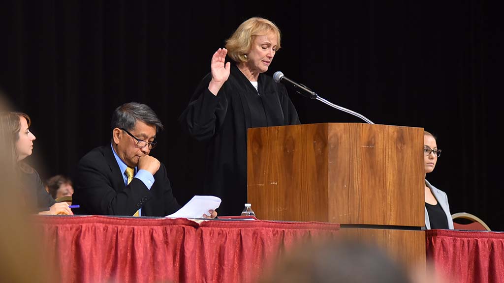 Republicans, Democrats Descend on 1,020 New U.S. Citizens Downtown ...