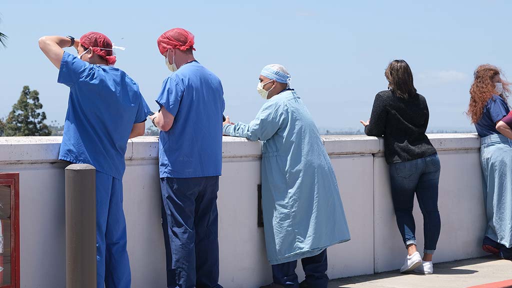 Air Force Thunderbirds Thrill Hospital Staffs in San Diego Flyovers ...