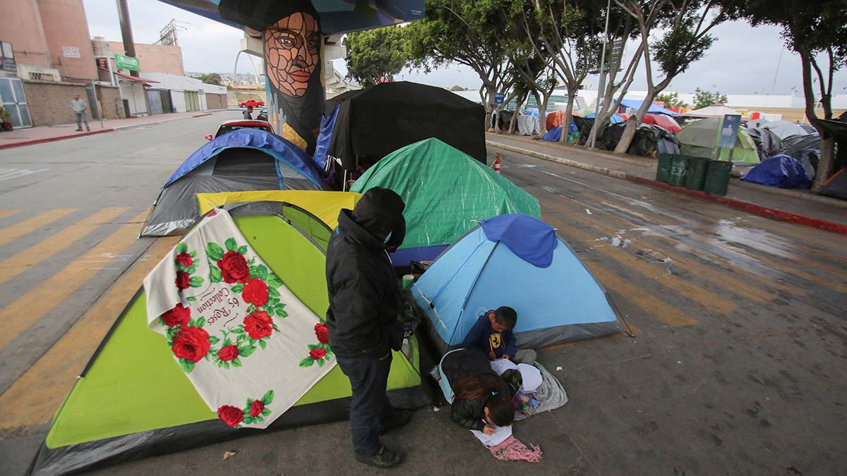 1,000 Asylum-Seekers Living in Makeshift Tent Camps in Tijuana - Times ...