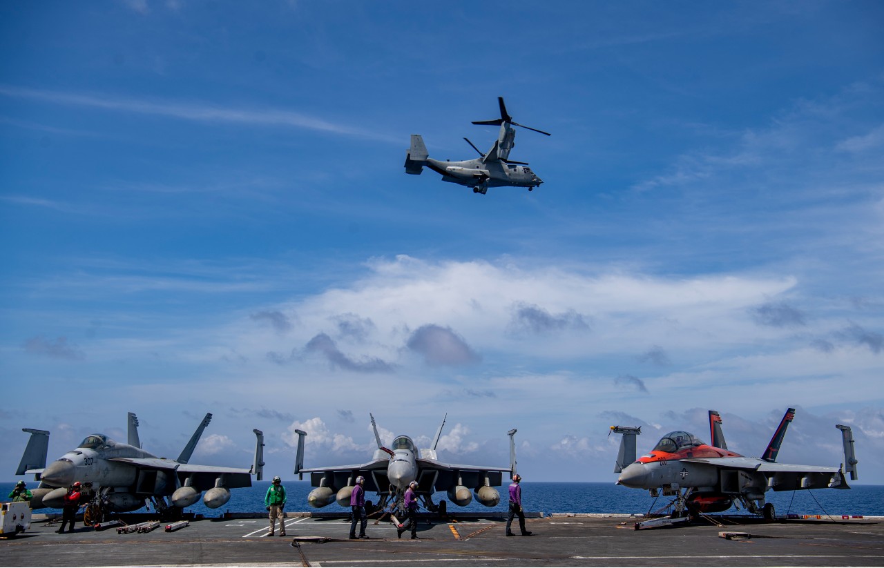 Makin Island Ready Group Exercises with USS Nimitz in Disputed South ...