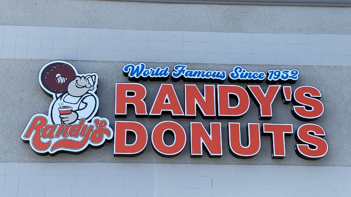 Thirsty? Randy's Donuts in Serra Mesa to Add Beverages to Classic Menu ...
